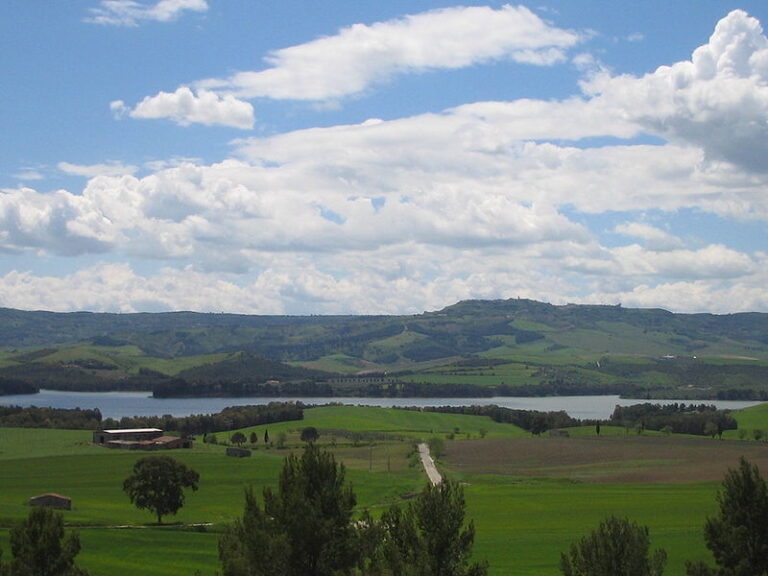 Il lago di San Giuliano, oasi naturalistica nel cuore della Lucania ...